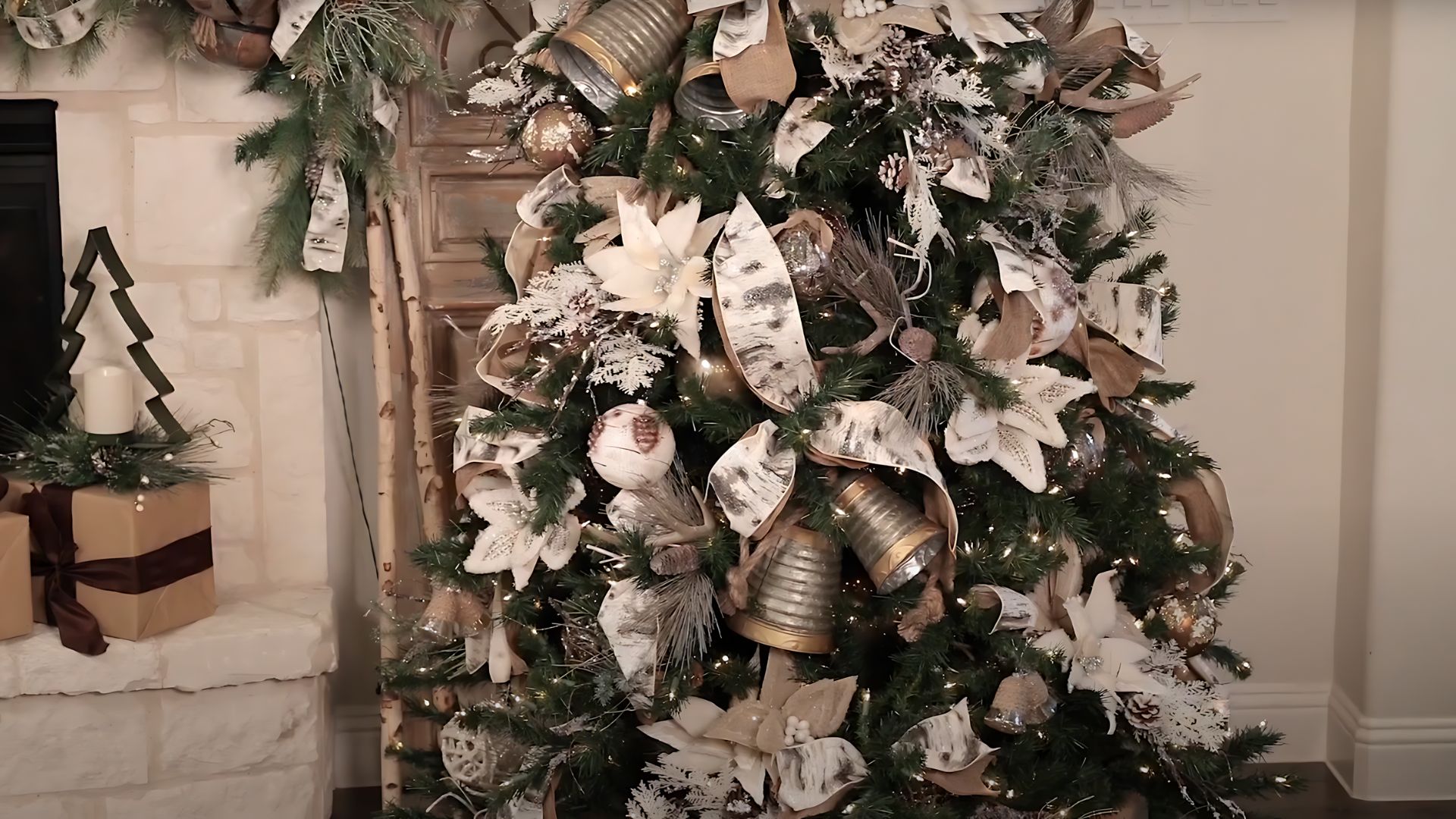 7 Easy Ways to Decorate a Neutral Christmas Tree - Northern Feeling